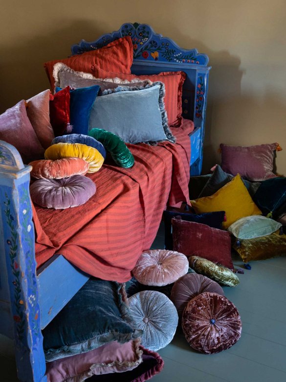 Velvet Sweet Cushion - Delft – Vicolo Via Mameli